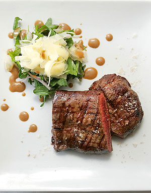 Punta paleta angus y mini ensalada de rúcula y parmesano