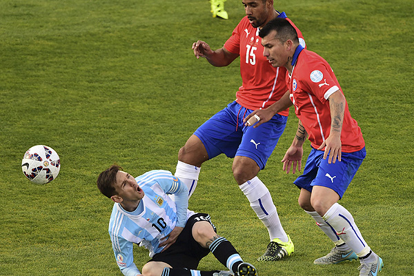 Gary Medel sorprende y revela que cuando niño era hincha de Colo Colo