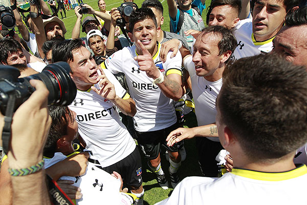 El desenfrenado festejo de Colo Colo en cancha y camarín tras estirar ...