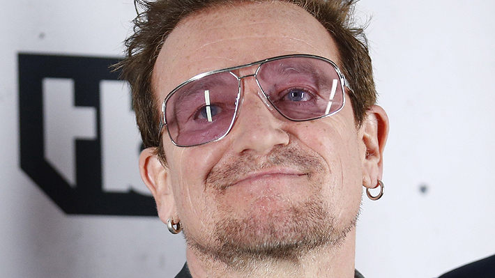 Bono rompe esquemas: recibe premio a la "Mujer del año"