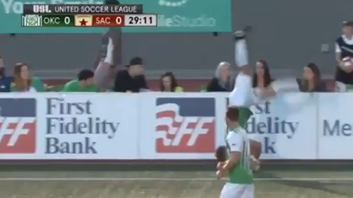 La impresionante y extravagante acrobacia en un saque lateral que ...