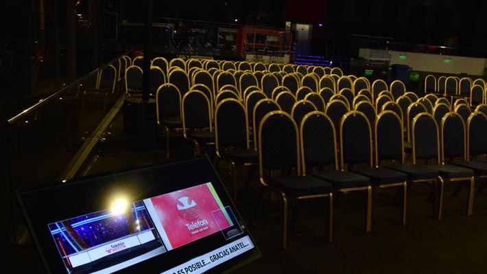 Un teatro vacío y decenas de rostros vía streaming: Las imágenes que ...