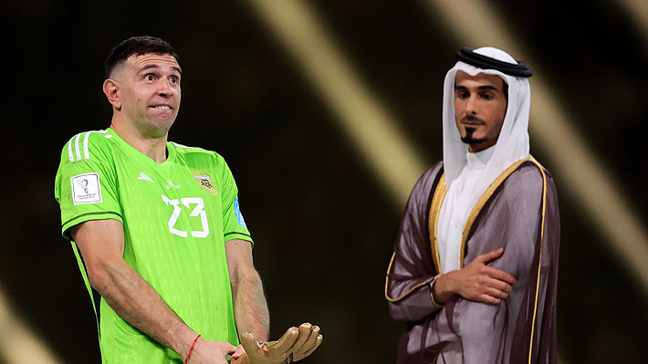 Otra vez... El obsceno gesto del argentino "Dibu" Martínez el recibir el premio de mejor portero ...