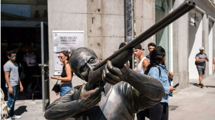 FARK.com: (12842286) Photoshop this statue