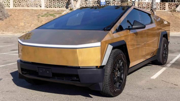 Decepcionante subasta: El “Cybertruck Dorado” no conquistó al público