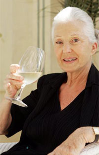 La francesa detrás de una viña de mujeres